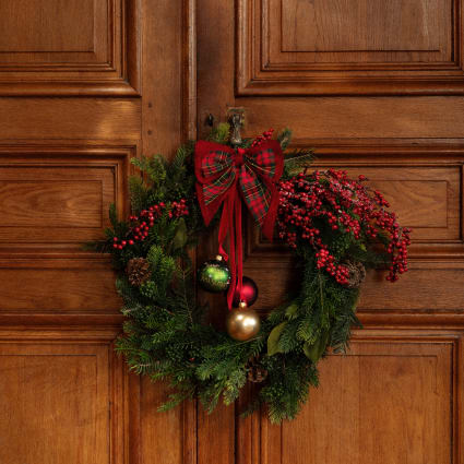 Kersttak met rode bessen met bevroren effect | Maisons du Monde