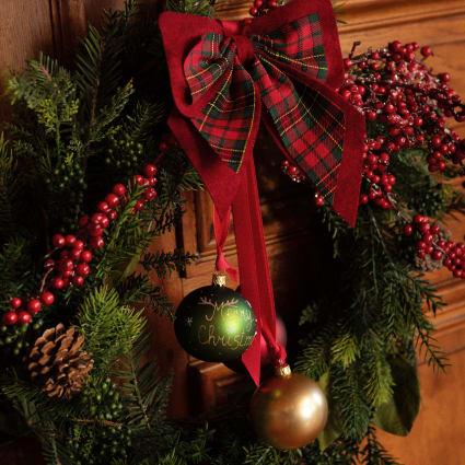 Kersttak met rode bessen met bevroren effect | Maisons du Monde