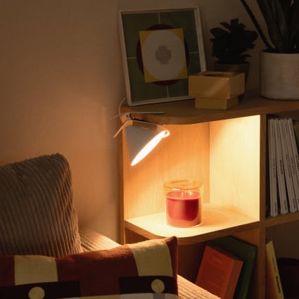 Lampe à pince en bois d'hévéa et métal bicolore Uguus | Maisons du Monde
