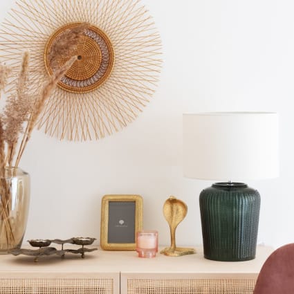 Lampe aus grün getöntem Glas mit Motiven mit weißem Lampenschirm ...