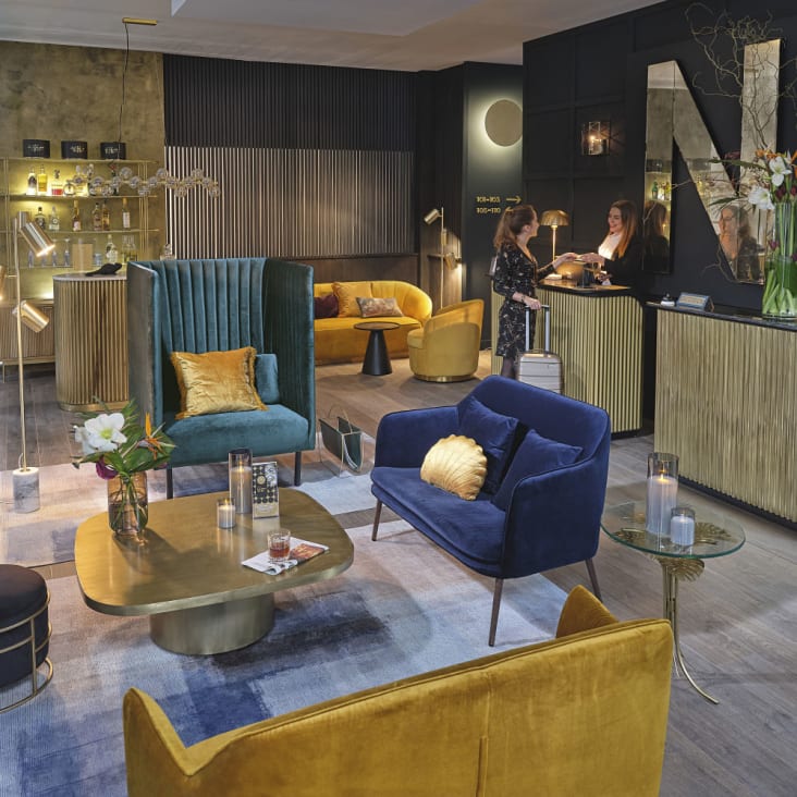 Bancone professionale in metallo ondulato color ottone e pietra nera ...