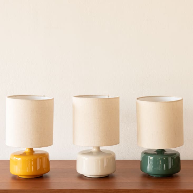 Lampe en céramique verte et abat-jour en polyester recyclé beige Junha | Maisons du Monde