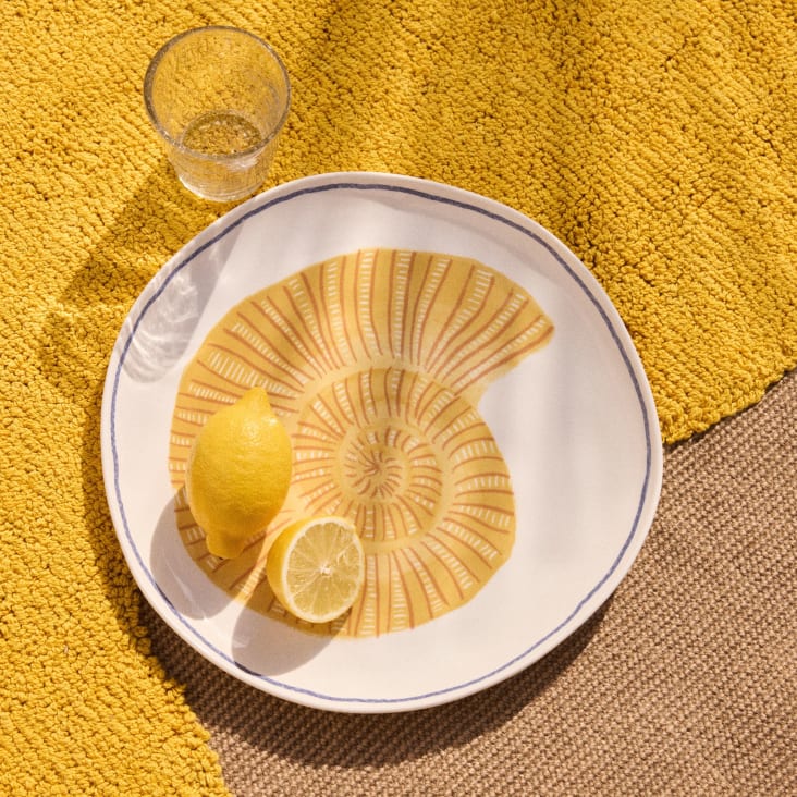 Plato de presentación de cerámica modelada blanca con concha amarilla ...