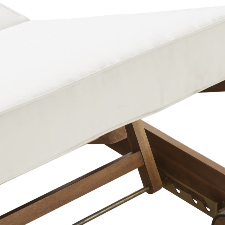 Sonnenliege mit Rollen aus massivem Akazienholz und rosafarbenen Kissen ...