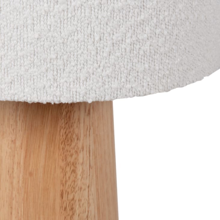 Staande lamp van FSC-hout met crèmekleurige bouclé lampenkap Hosh ...