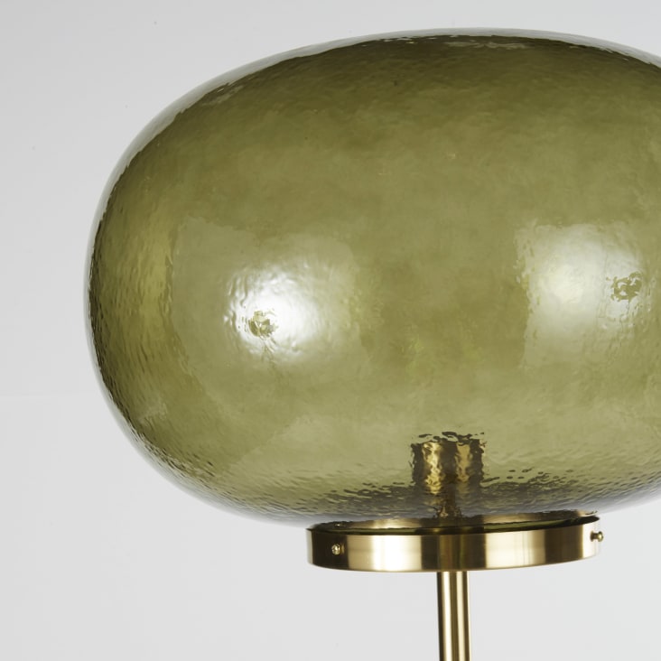 Stehlampe aus Kautschukholz und goldfarbenem Metall mit Kugelschirm aus grünem gehämmertem Glas ...