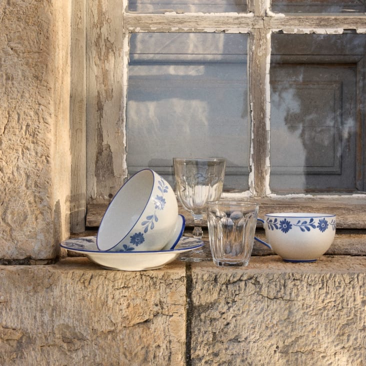 Tasse en céramique blanche motif floral bleu Louise | Maisons du Monde