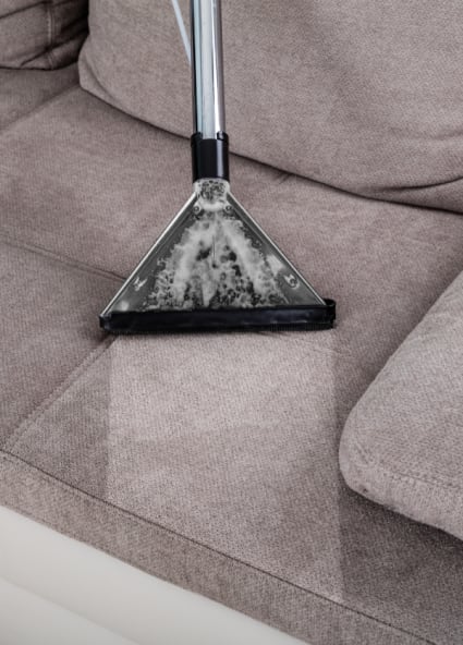 Notre guide pour nettoyer un canapé en microfibre | Maisons du Monde