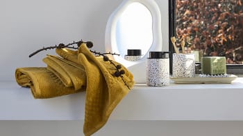 Kersttak met rode bessen met bevroren effect | Maisons du Monde