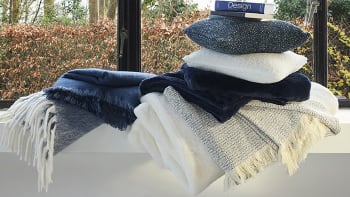 Kersttak met rode bessen met bevroren effect | Maisons du Monde