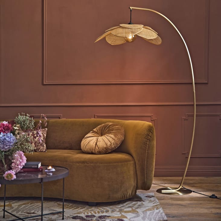Lampadaire arqué en métal doré et abat jour pétales en rotin H182 ...