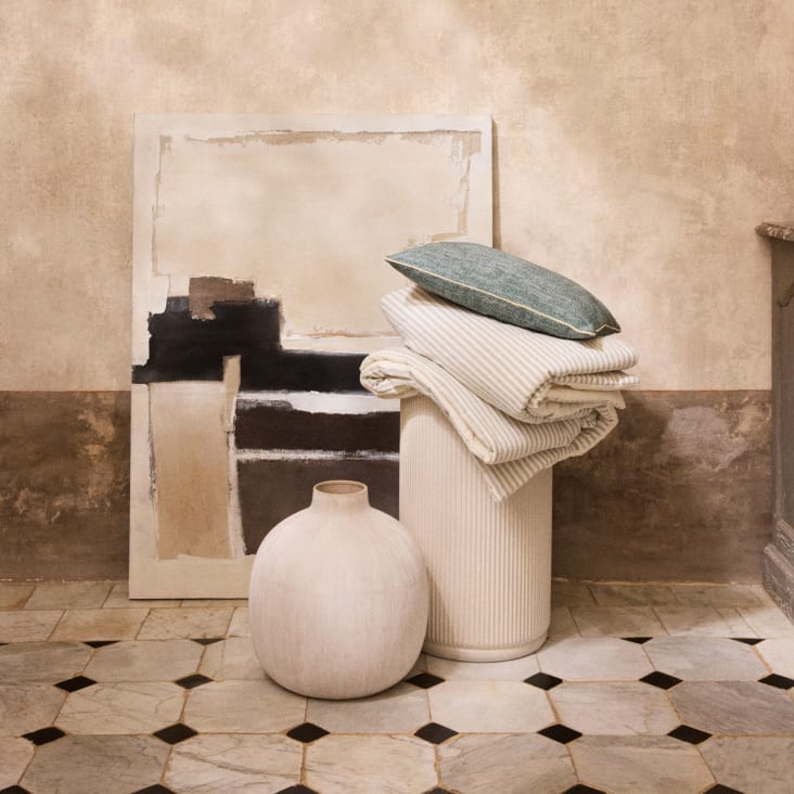 Mesa auxiliar con forma de columna blanca OUMANA | Maisons du Monde