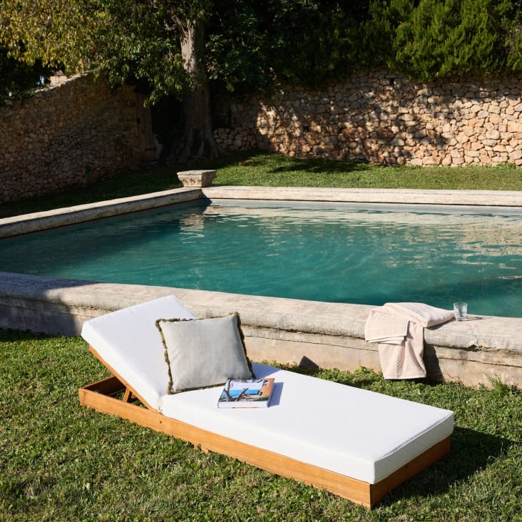 Sonnenliege mit Rollen aus massivem Akazienholz und rosafarbenen Kissen ...