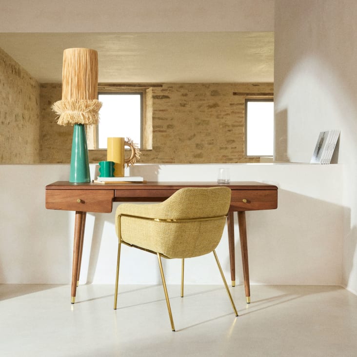 Stoel van geweven okerkleurige stof en verguld staal Neus | Maisons du ...