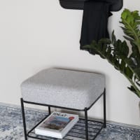 Taburete de tela bouclette blanca y patas de metal negro 40x40 cm Albane | Maisons du Monde