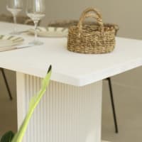 Table à manger en microciment blanc cassé 180x75cm Bimba | Maisons du Monde