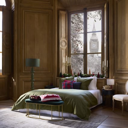 Kersttak met rode bessen met bevroren effect | Maisons du Monde