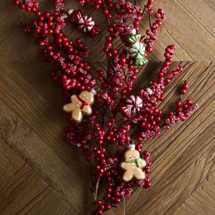 Kersttak met rode bessen met bevroren effect | Maisons du Monde