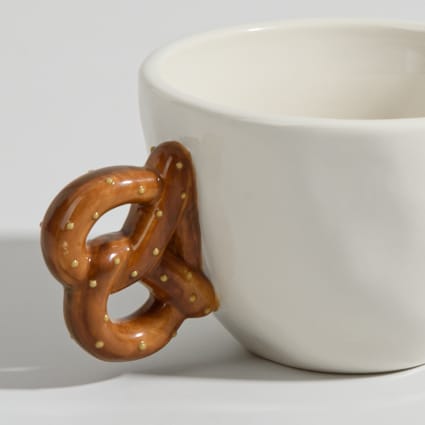 Witte en bruine keramische mok Bretzel | Maisons du Monde