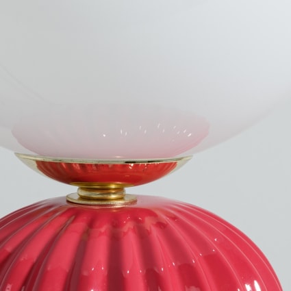 Roze geribbelde keramische lamp met ondoorzichtige witte bol Mania ...