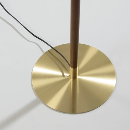 Lampada da terra in legno di hevea e acciaio dorato con paralume conico ...