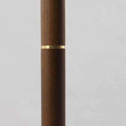 Lampada da terra in legno di hevea e acciaio dorato con paralume conico ...