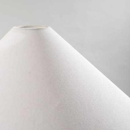 Lampada da terra in legno di hevea e acciaio dorato con paralume conico ...