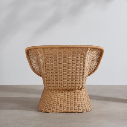 Fauteuil in beige gerecycled geweven hars en kussens in ecru gerecycled ...