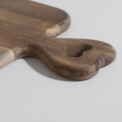 Tabla de madera de acacia con asa en forma de corazón | Maisons du Monde