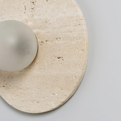 Crèmekleurige marmeren wandlamp met ondoorzichtige bol Daria | Maisons ...