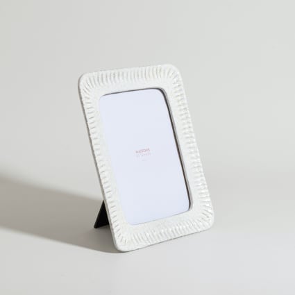 Cadre photo en grès gravé et moucheté gris 19x24 Amba | Maisons du Monde