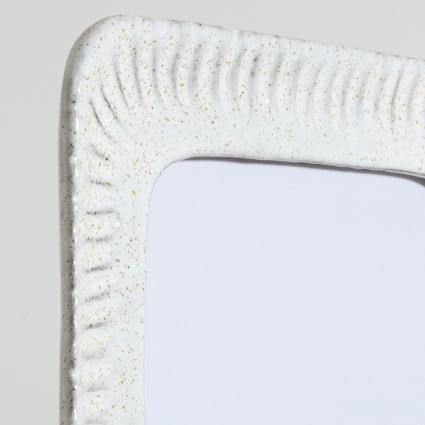 Cadre photo en grès gravé et moucheté gris 19x24 Amba | Maisons du Monde