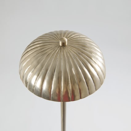 Luminária de chão em aço com cúpula listrada em dourado, H133 Mapari ...