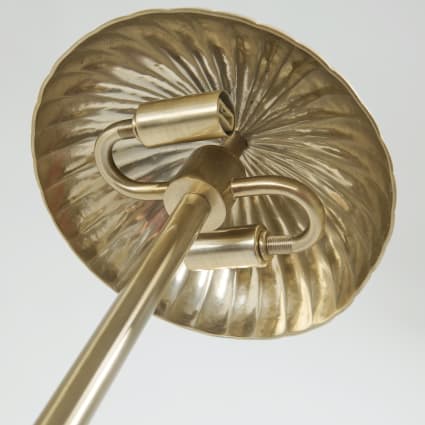 Luminária de chão em aço com cúpula listrada em dourado, H133 Mapari ...