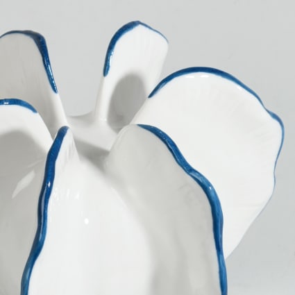 Statuette corail en grès blanc et bleu H10 Otrante | Maisons du Monde
