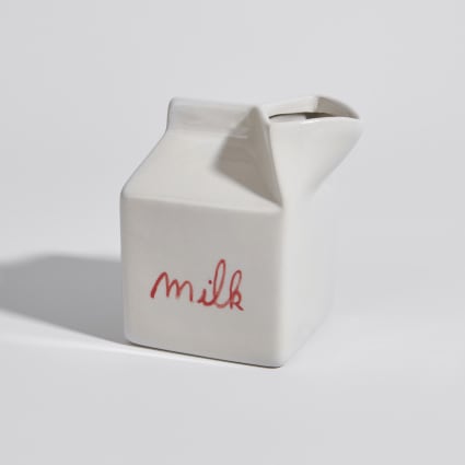 Witte en rode melkkan van steengoed Luka | Maisons du Monde