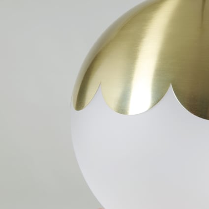 Luminária pendente em aço banhado a ouro com globo de vidro opaco ...