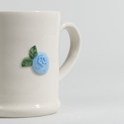 Witte mok van steengoed met bosbessenmotief | Maisons du Monde