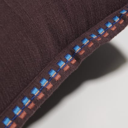 Copricuscino in cotone color cioccolato con ricamo blu 40x40 cm Sabra ...