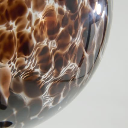 Luminária de chão em aço preto com cúpula de vidro salpicado em tons de ...