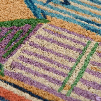 Tapete de entrada em fibra de coco com estampa multicolorida de cabana ...