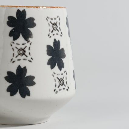 Tazza in ceramica bianca e marrone con motivi neri Sora | Maisons du Monde
