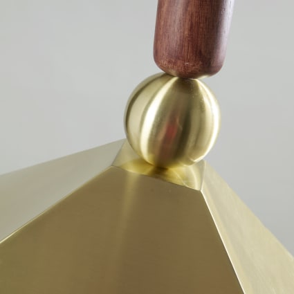 Luminária pendente cônica em aço banhado a ouro e haste de madeira de ...