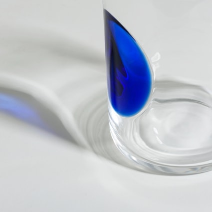 Bicchiere in vetro trasparente decorato con macchia blu | Maisons du Monde