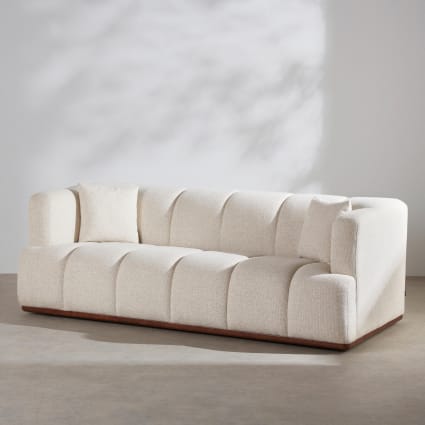 Dreiviertelsitzer-Sofa aus beigefarbenem Webstoff und walnussfarbenem ...