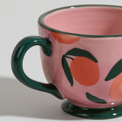 Tazza in ceramica rosa, rossa e verde con fantasia di frutta Dolce Vita ...