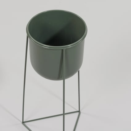 Vaso de plantas verde em ferro forjado com suporte, H57 | Maisons du Monde