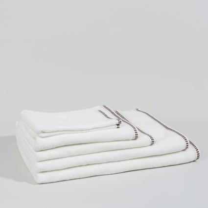 Drap de bain en coton bio écru et bordures brodées 100x150 Arbeto ...