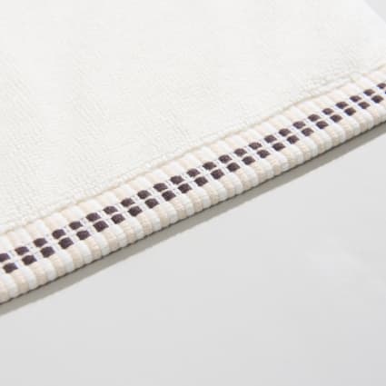 Tapis de bain en coton bio écru et bordures brodées 50x70 Arbeto ...