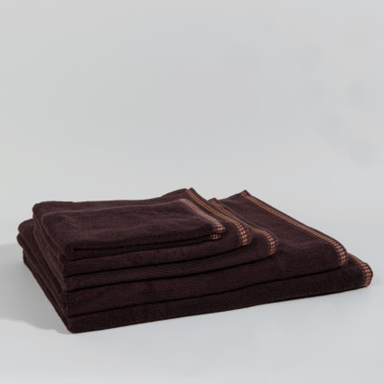 Asciugamani in cotone biologico color cioccolato con bordi ricamati ...